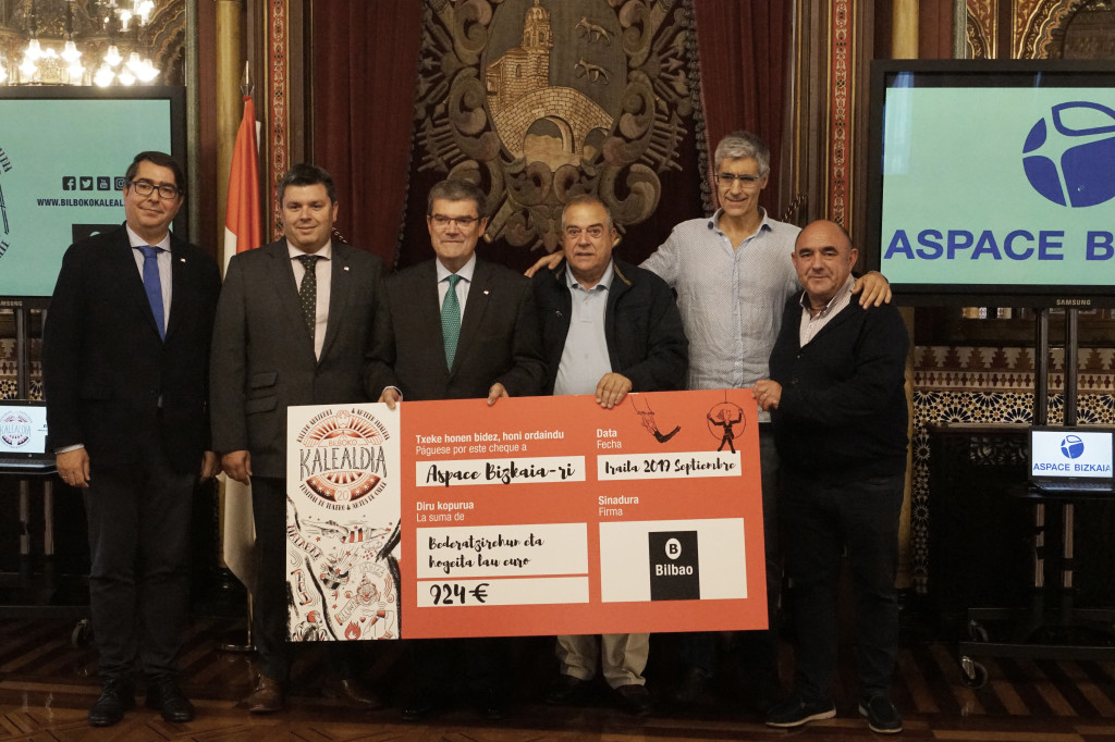 Aspace Bizkaia | El alcalde de Bilbao entrega a Aspace Bizkaia la ...